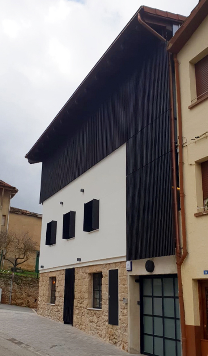 Fachada de Restaurante Arrea! construida con madera sostenible ACCOYA ...